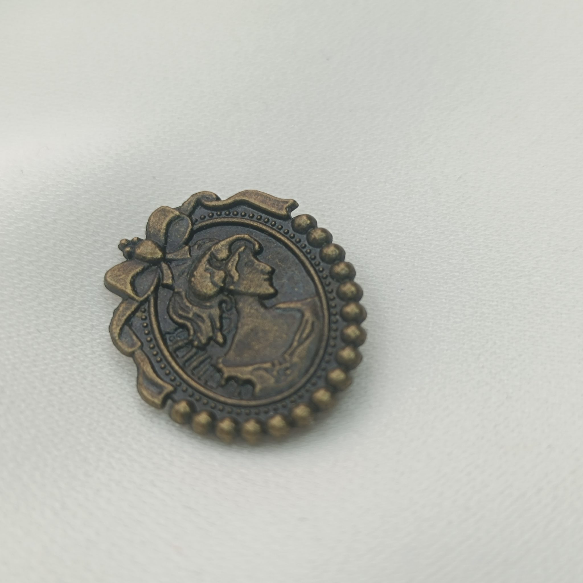 BROCHE AIMANTÉE CRÉATION UNIQUE "Camé bronze" - LuluShop